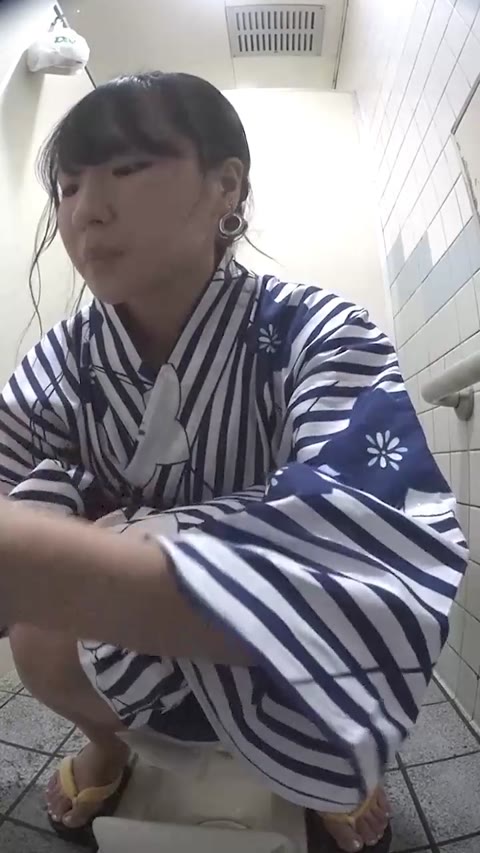 海のトイレを前から撮ってみたら12沖縄の〇〇祭り浴衣編(かなり若め) Javpeep